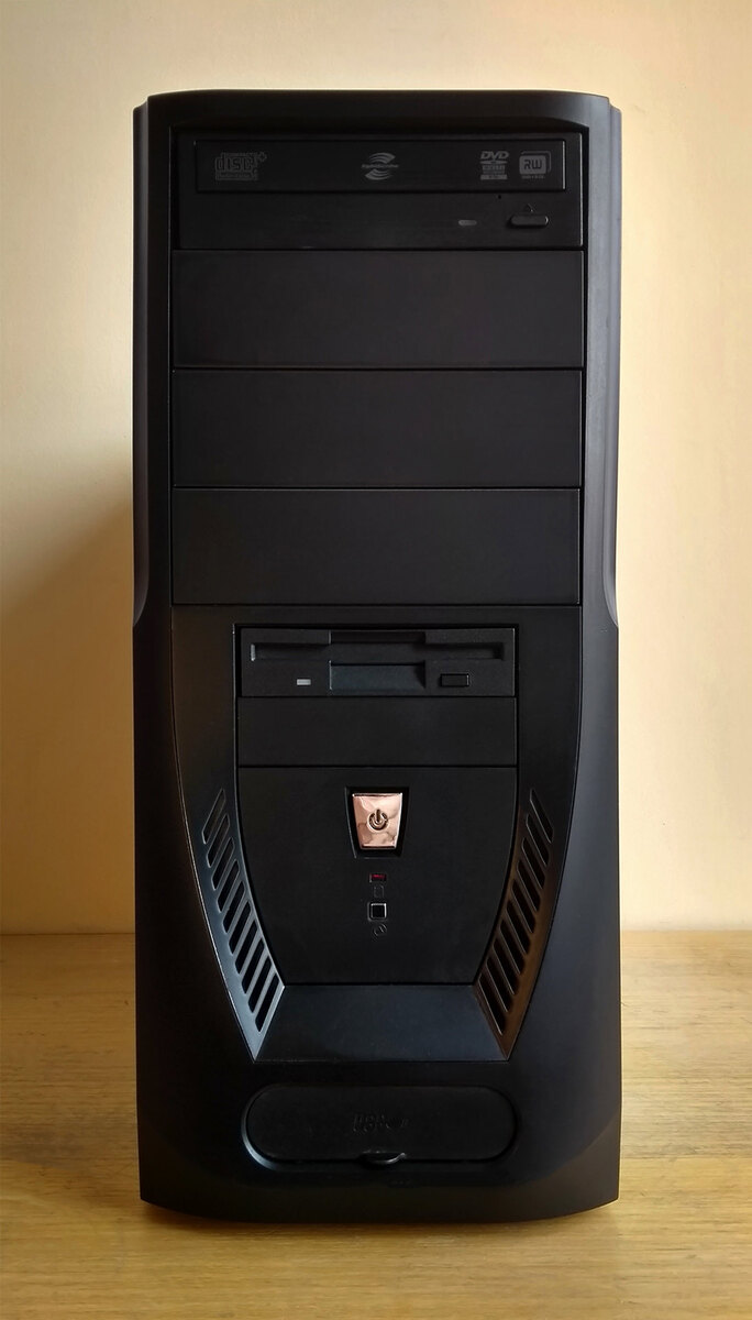 Xeon 4 magos 3.0GHz PC 8GB RAM 120GB SSD HDD Geforce Windows 11 - Apró ...